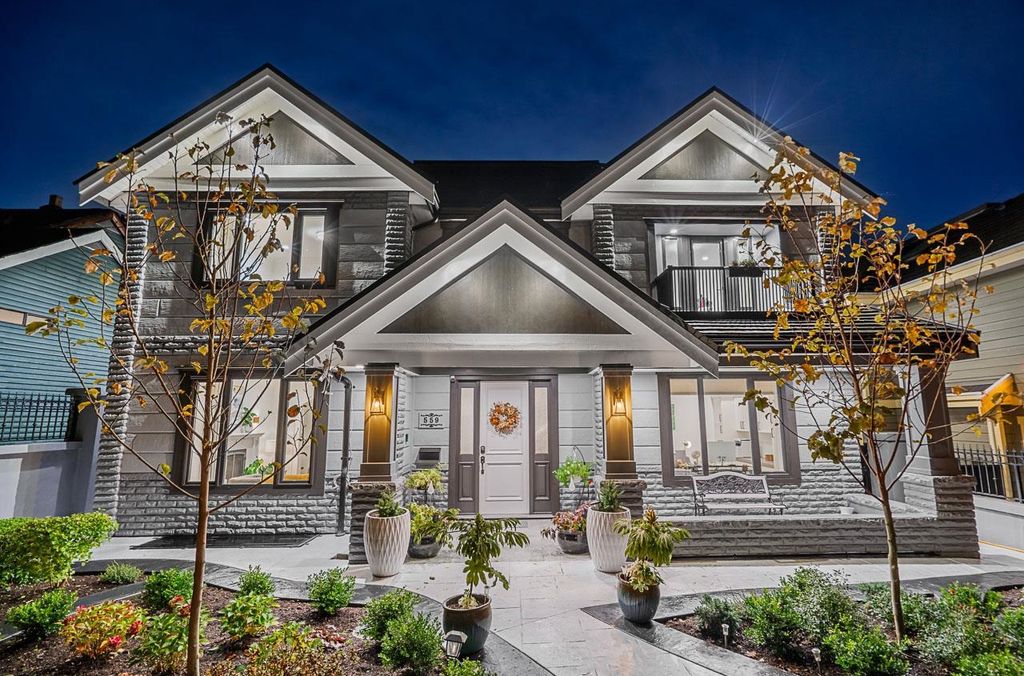 559 E 4th ST North Vancouver North Vancouver For Sale, R3064477 - StrawHomes.com